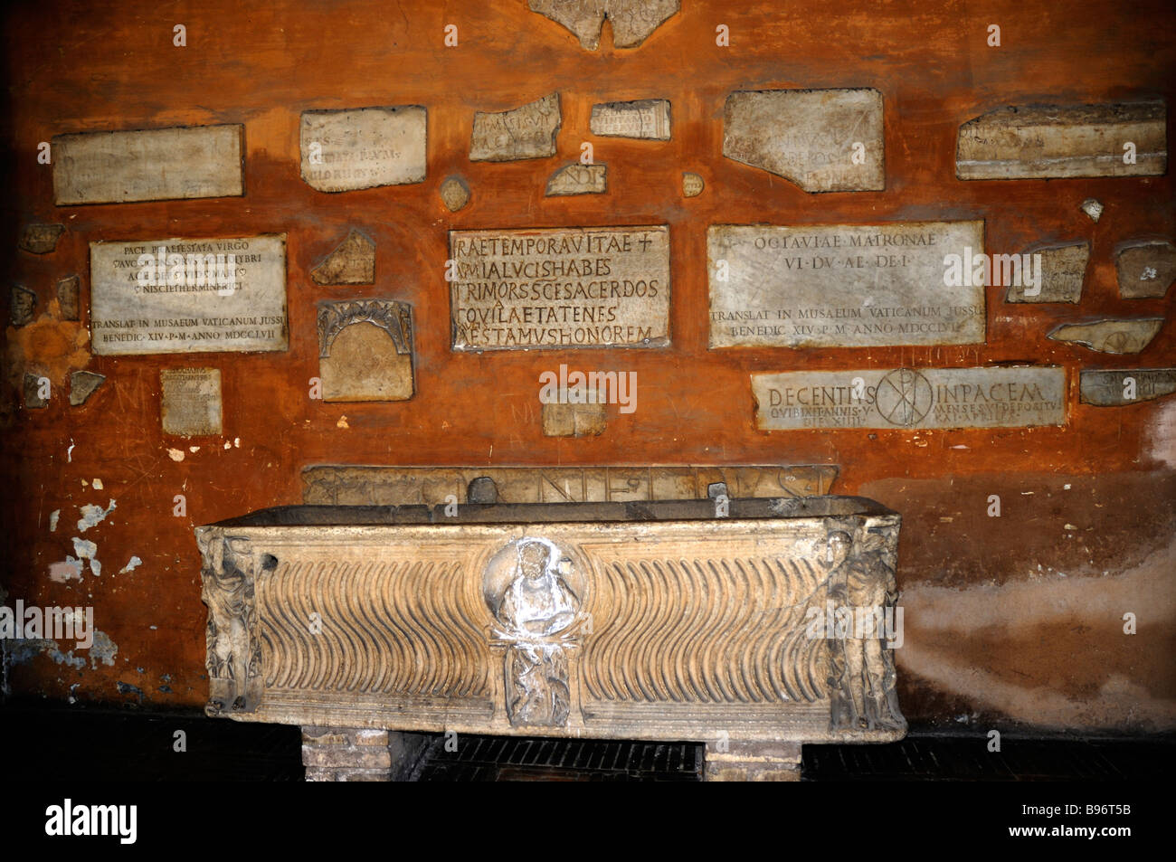 Vatican museum entrance sculpture rome hi-res stock photography and ...