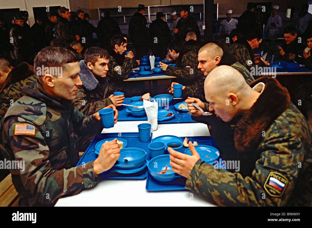 Russian and US soldiers involved in the Bosnian peace keeping operation ...