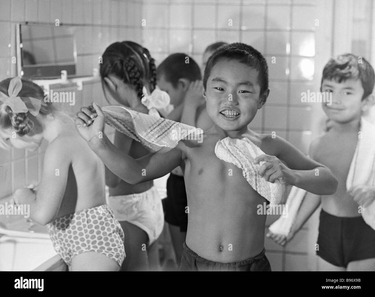 Kindergarten children washing before going to bed Stock Photo - Alamy