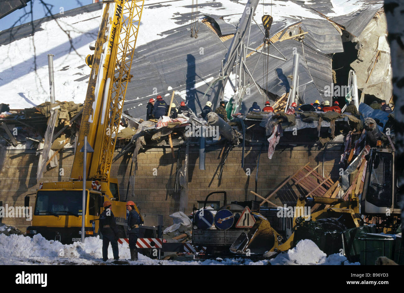 Glass roof collapse in the Transvaal Park EMERCOM rescuers with fire ...