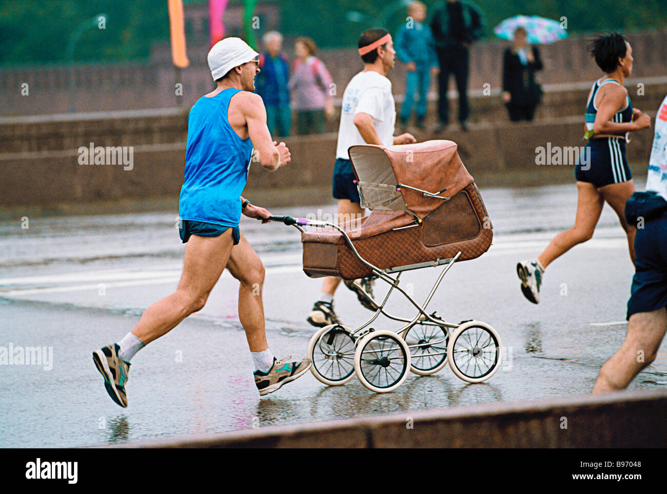 Father taking part in the Moscow International Peace Marathon pushes ...