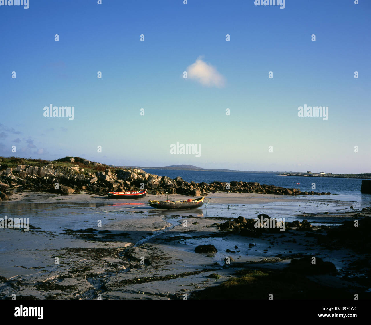 Currach boat galway hi-res stock photography and images - Alamy