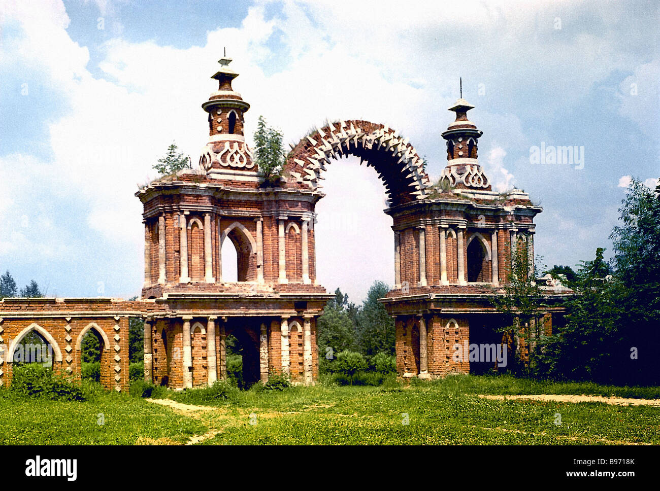 "Bread Gates" ot the territory of the Moscow mansion "Tsaritsyno ...