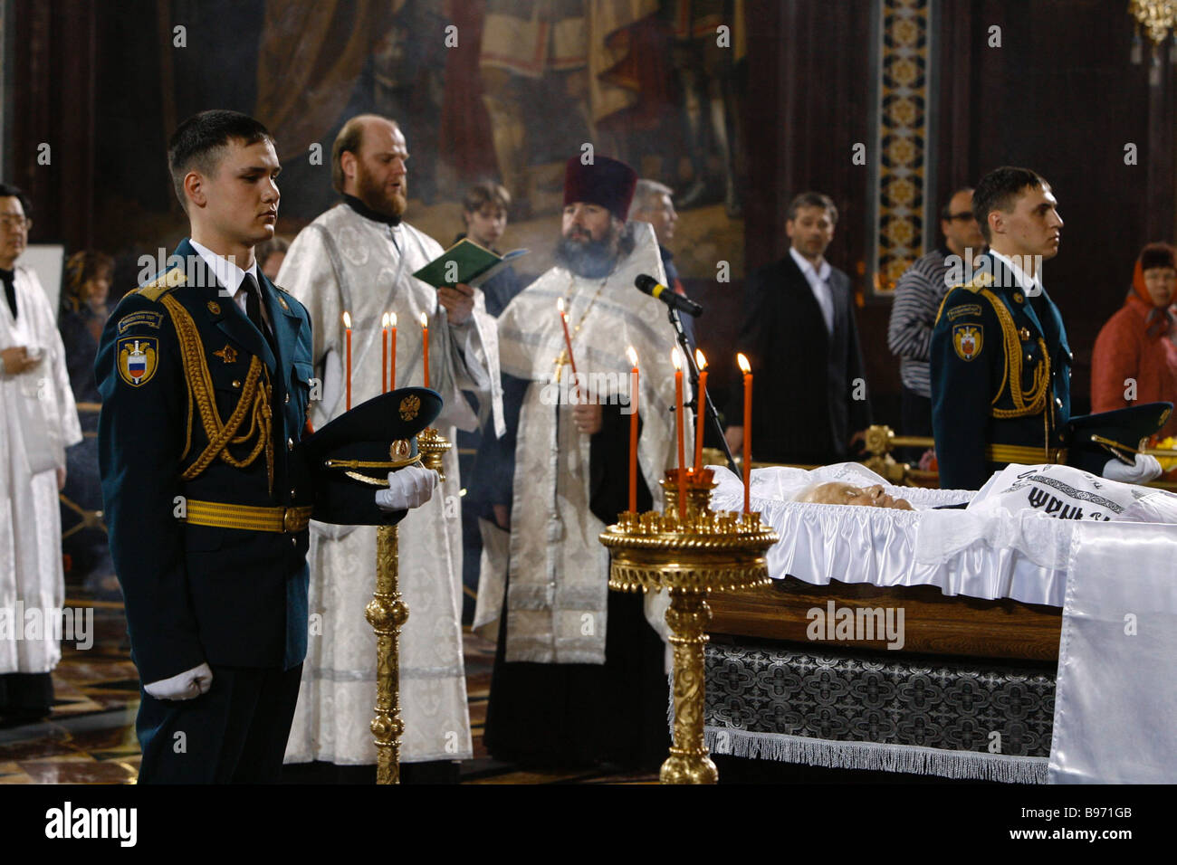 Boris Yeltsin Russia s first president lying in state in the Cathedral ...