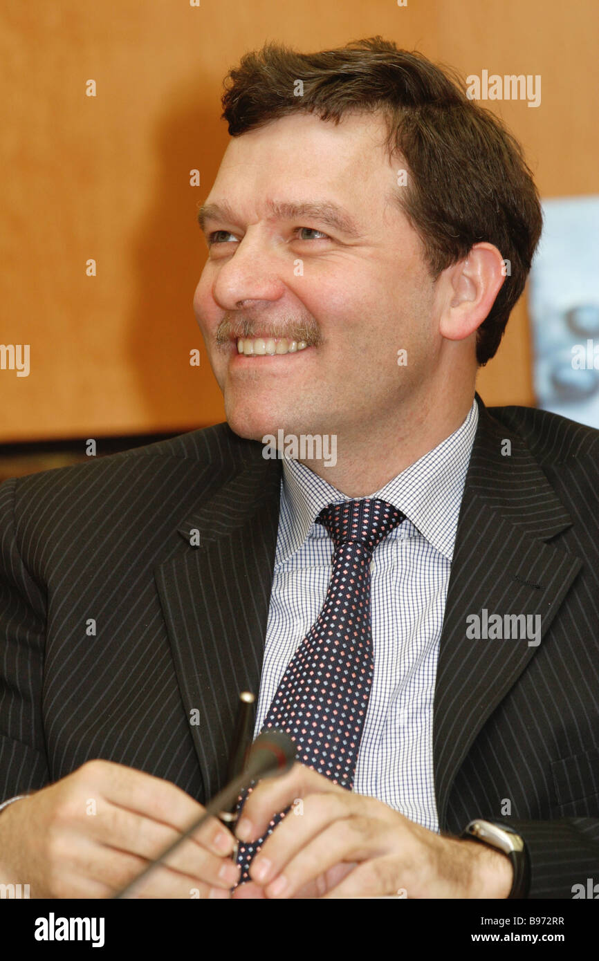 MICEX General Director Alexander Potyomkin speaking at a round table ...