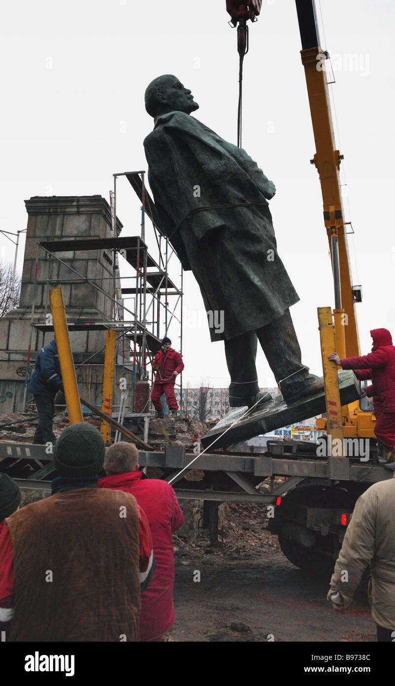 Dismantling a Lenin monument in the central square of Kaliningrad a ...