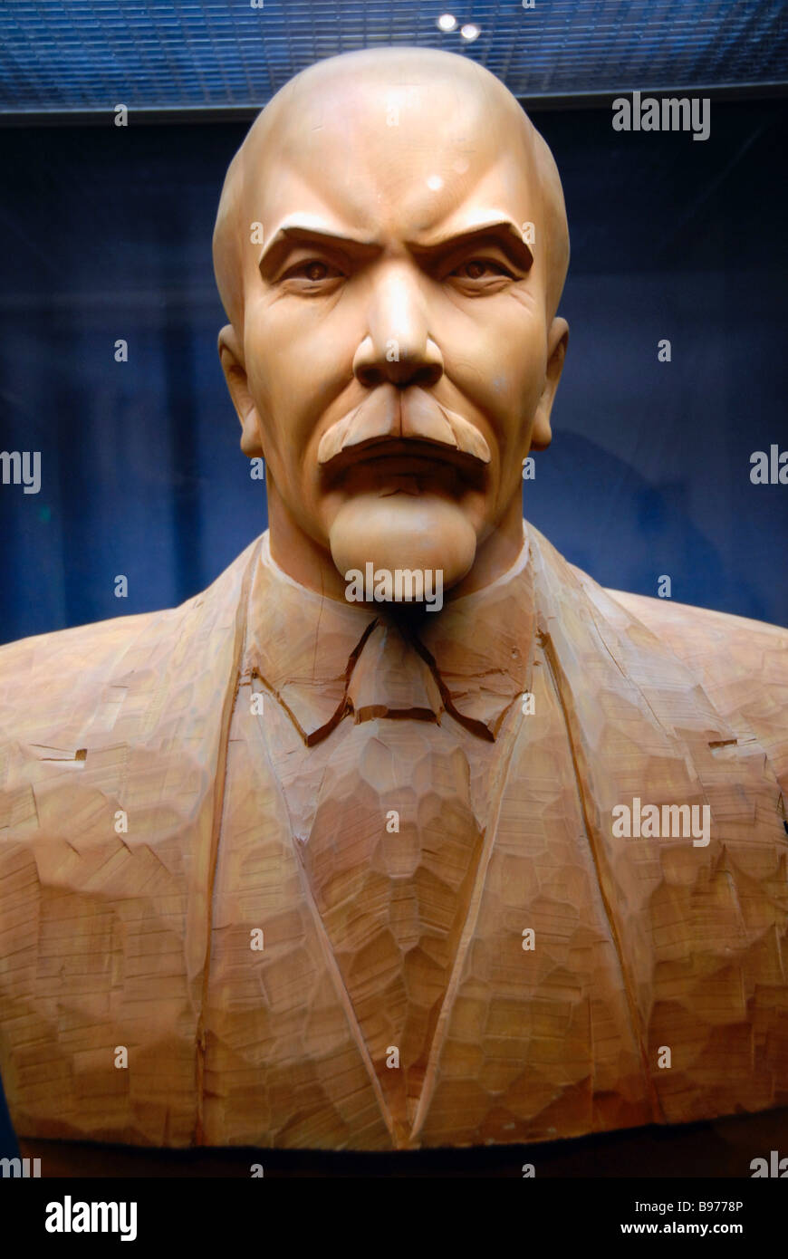 Lenin bust by Japanese sculptor Fujio Takechi 1971 Exhibit at the ...
