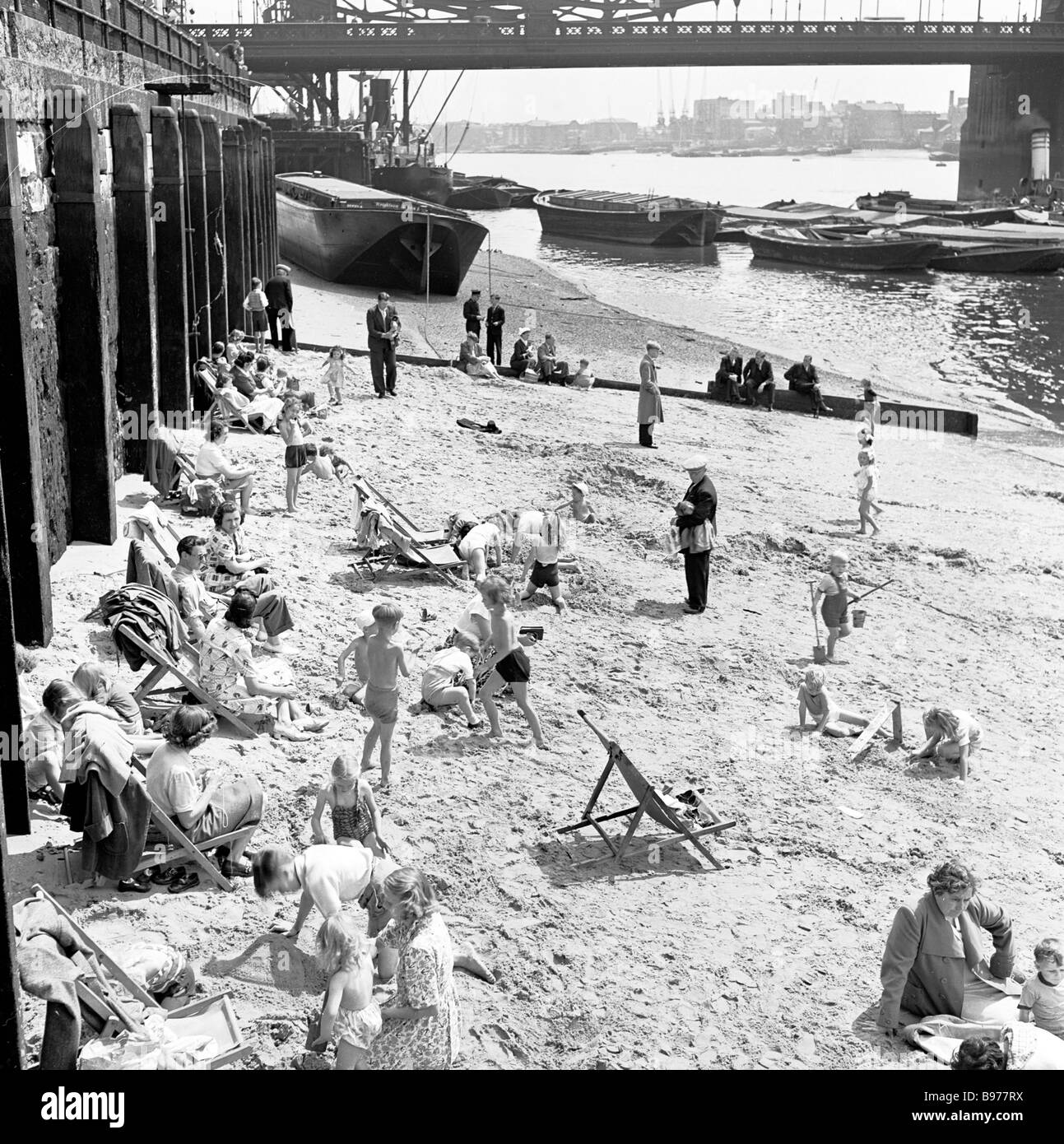 The tower of london and barges on the thames Black and White Stock ...
