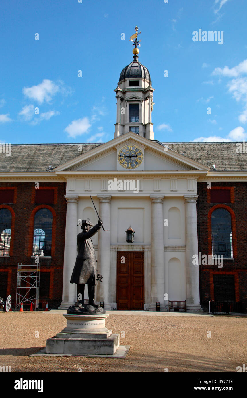 Statue of a Chelsea Pensioner in the grounds of the Royal Hospital ...