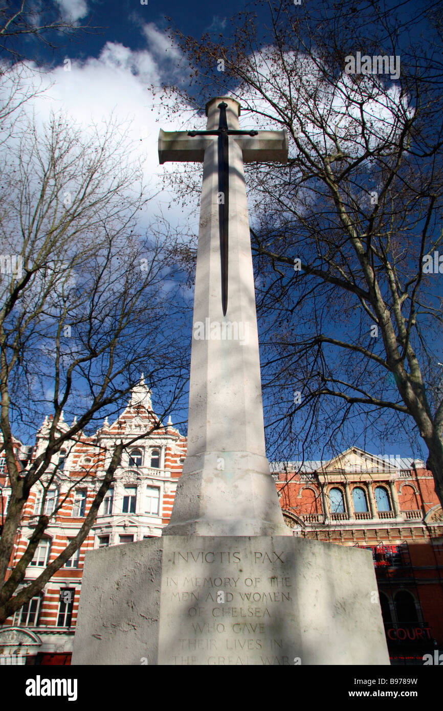 A memorial Cross of Sacrifice to the men & women of Chelsea who died in ...