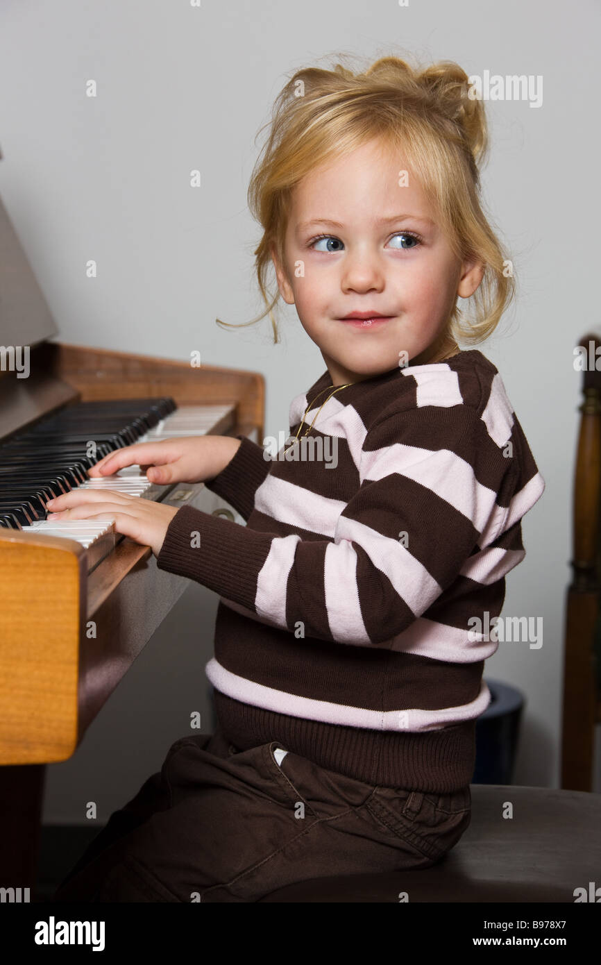 child plays on a piano Stock Photo - Alamy