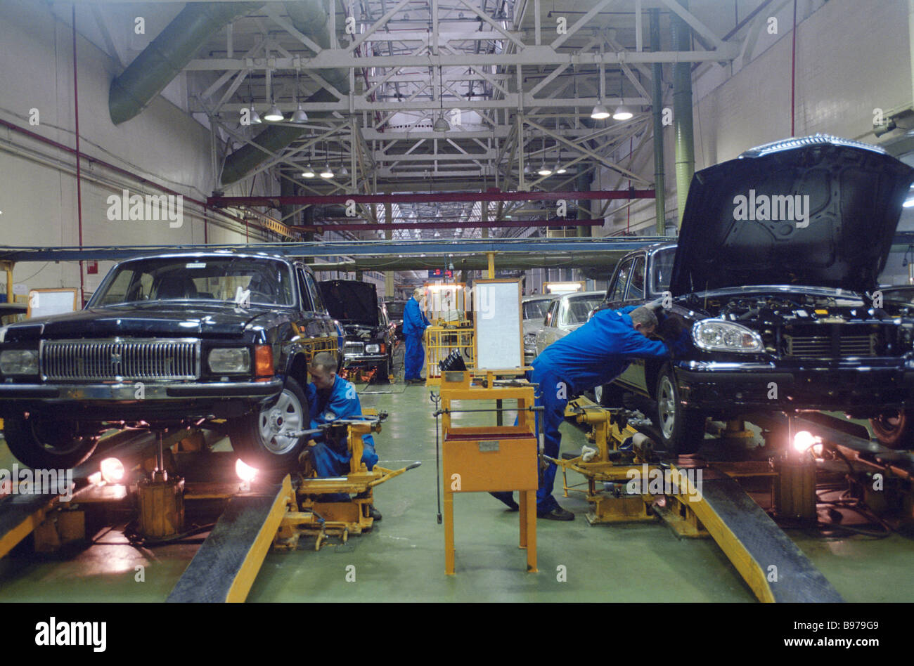 Volga car assembly shop at OAO GAZ auto factory in Nizhny Novgorod ...