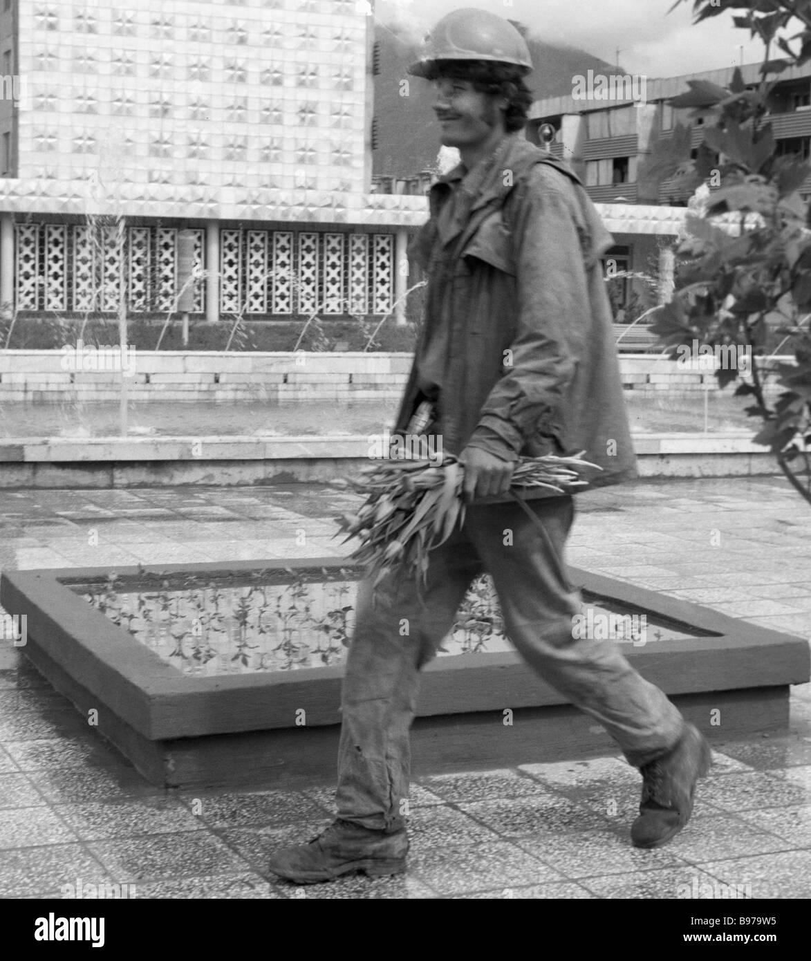 Construction worker going home after work Stock Photo - Alamy