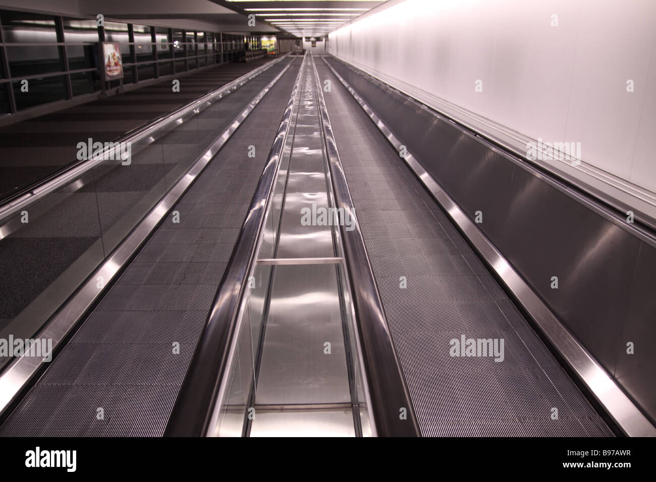 Automatic walkway moving sidewalk hi-res stock photography and images ...