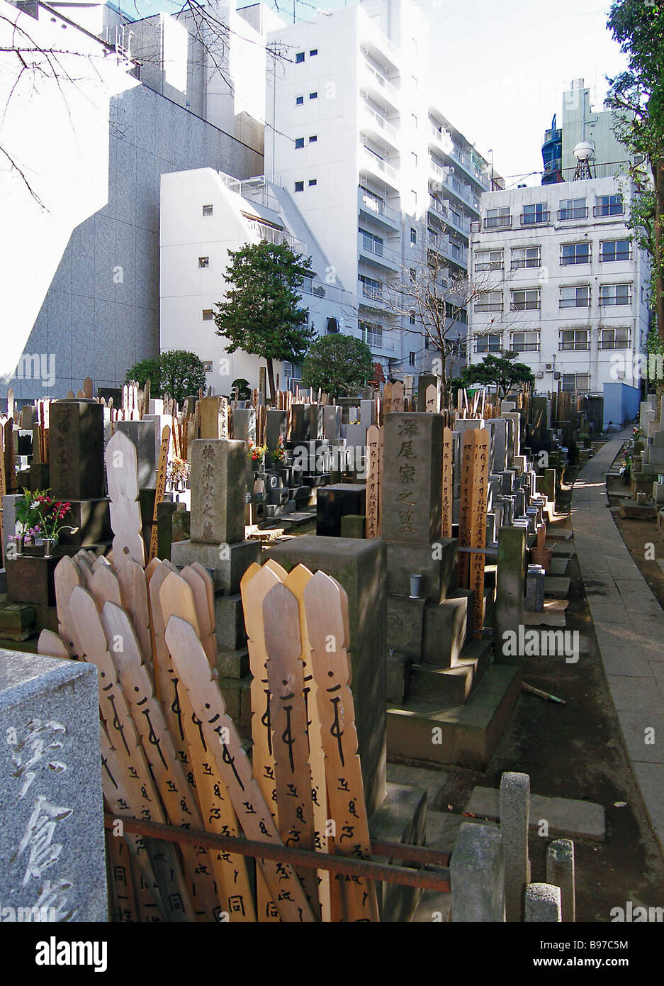 A cemetery in downtown Tokyo Stock Photo - Alamy