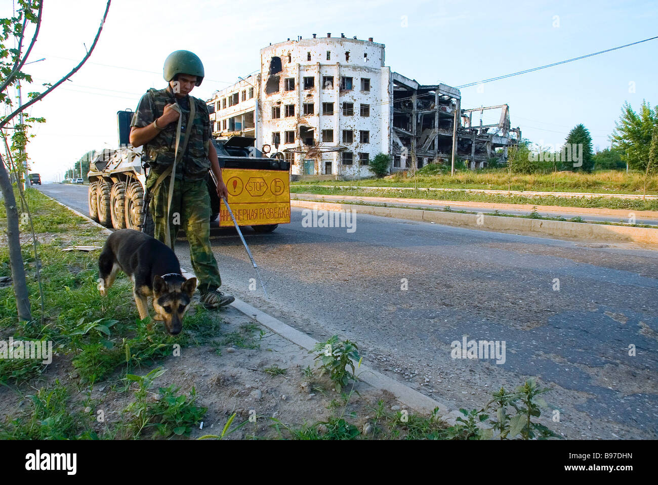 Engineering reconnaissance unit on Staropromyslovsky Highway in Grozny ...