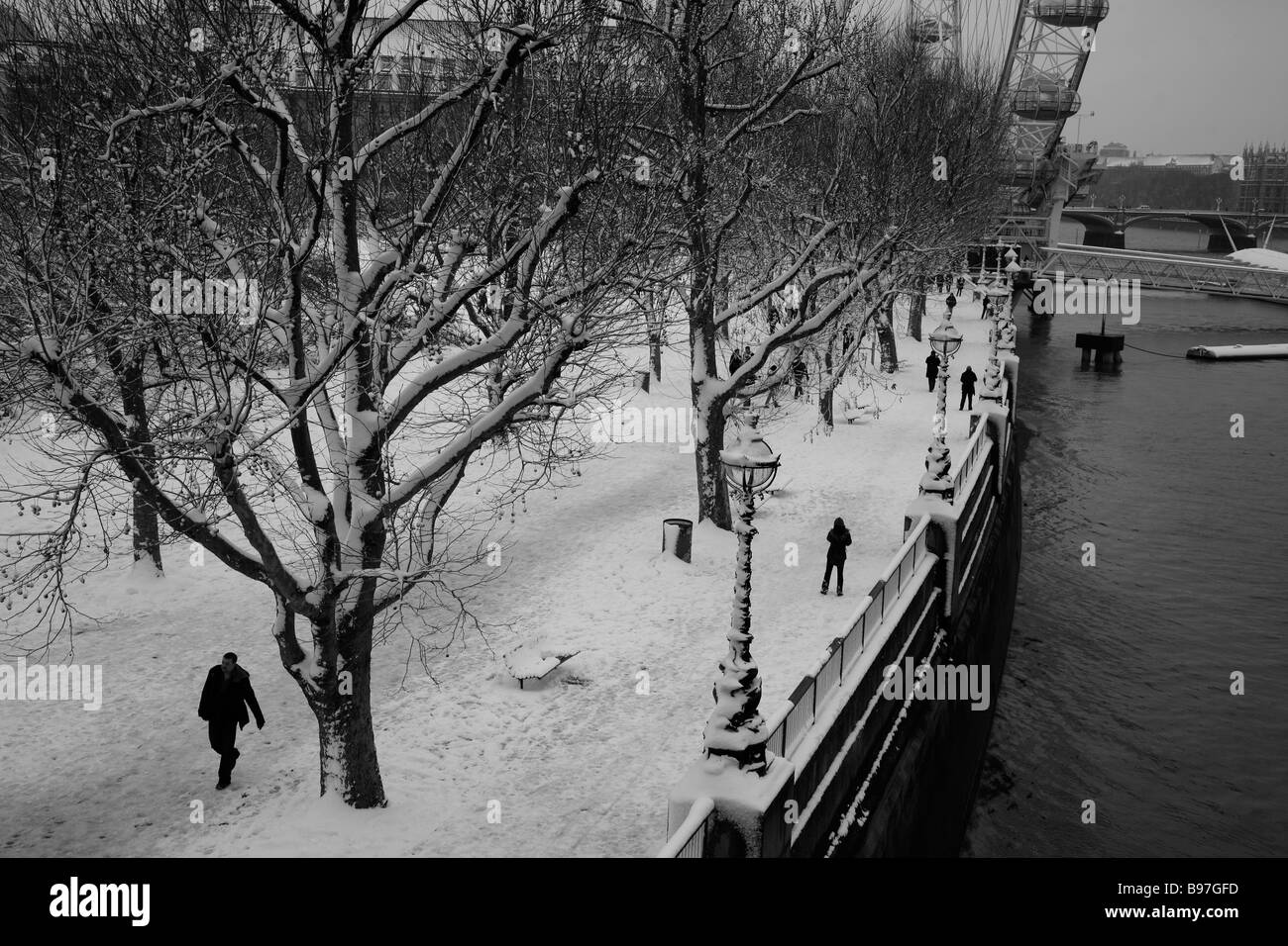 Walking the thames path london Black and White Stock Photos & Images ...