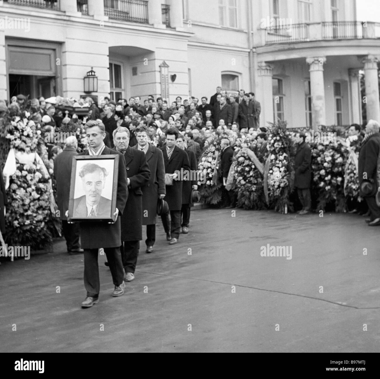 A procession of mourners at the funeral of Lev Landau Stock Photo - Alamy