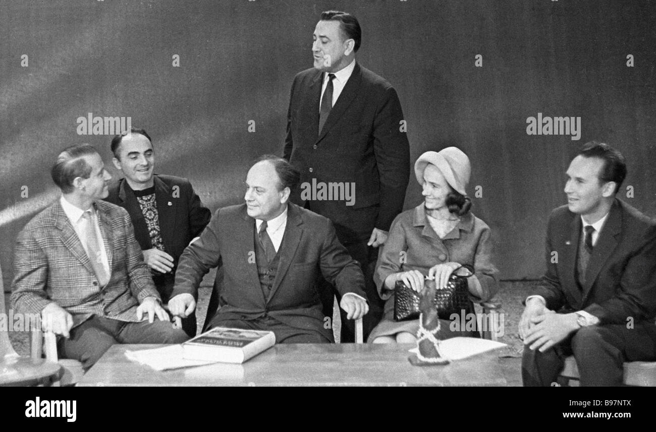 Famous Norwegian explorer Thor Heyerdahl first left prepares to speak ...