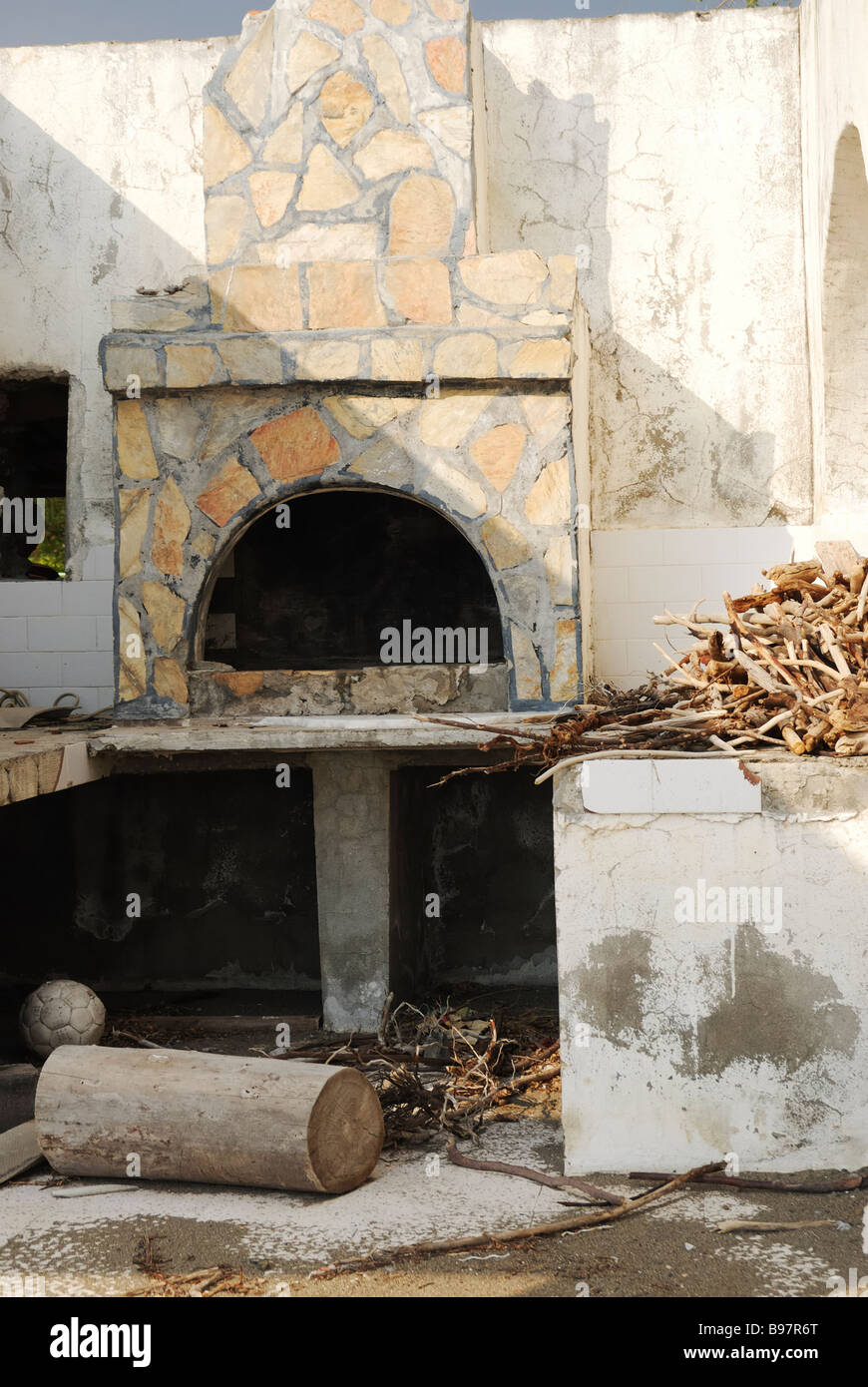 An old country stone oven Stock Photo - Alamy
