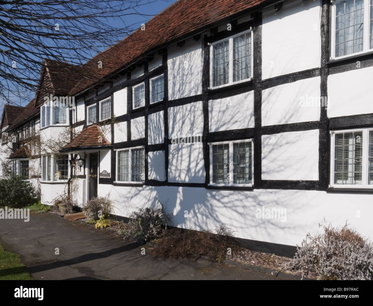 Half timbered cottage hi-res stock photography and images - Alamy