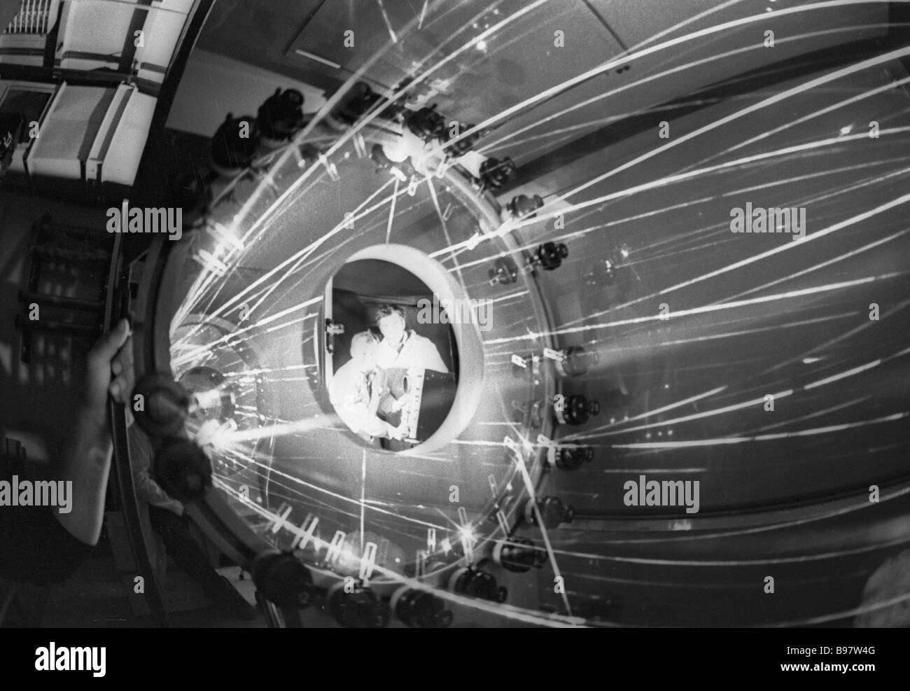 Laser system for adjusting mirrors of a laser controlled thermonuclear ...
