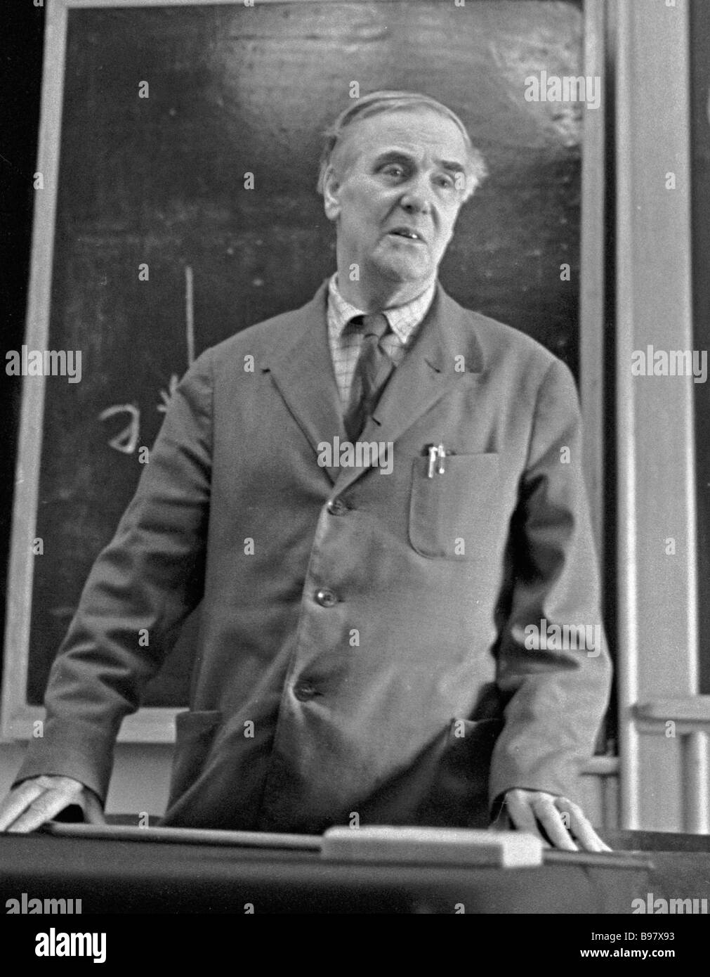 Academician Pyotr Kapitsa gives a lecture at the Institute for the ...