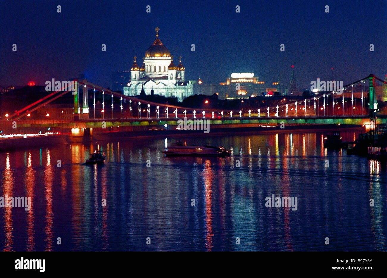 The Krymsky bridge and the Cathedral of Christ the Savior at night ...
