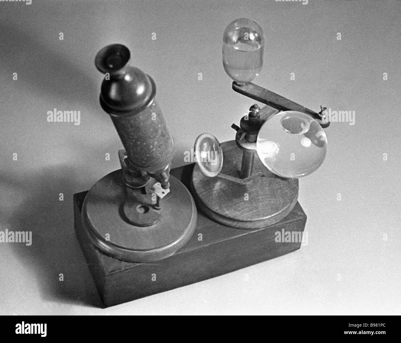 A model of a 1663 Hooke microscope from collection of the Microscope ...