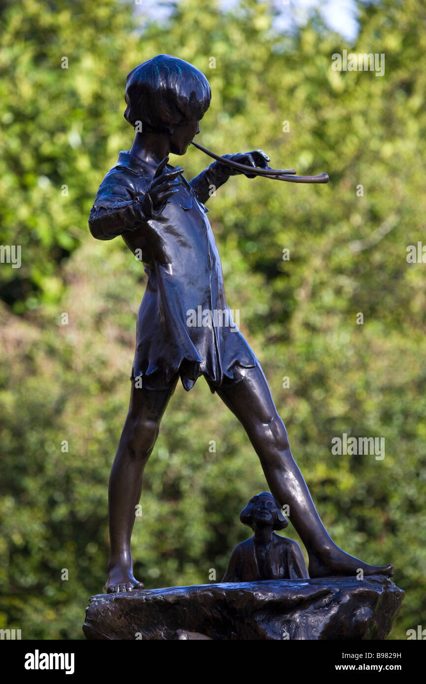 Peter Pan Statue in Kensington Gardens London Stock Photo - Alamy