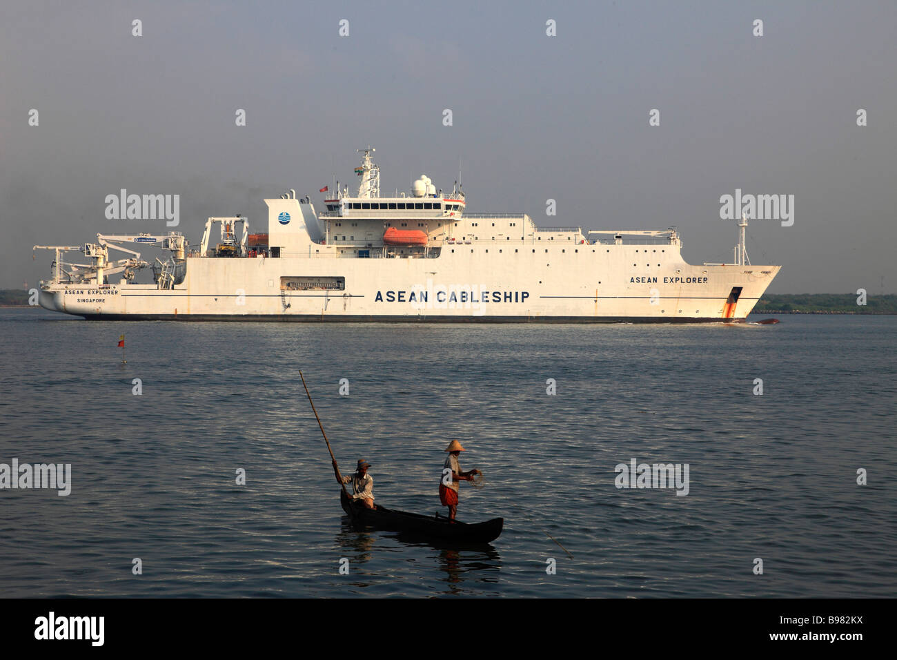 India Kerala Kochi Cochin Cable Ship small fishing boat Stock Photo - Alamy