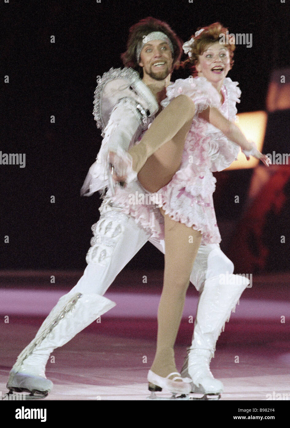 Igor Bobrin s figure skating cameo company Leading dancers Natalia Bestemyanova and Andrei Bukin ...