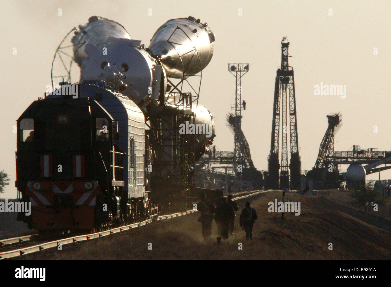 Transporting space rocket Soyuz TMA 11 from platform 112 s assembly ...