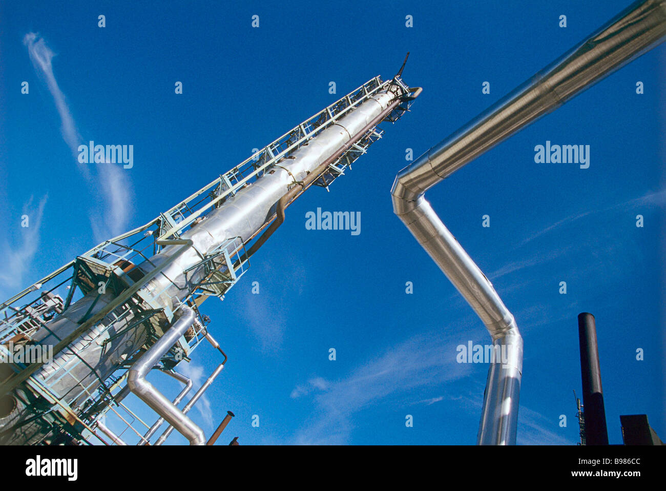 A fractionating column of an oil refinery in Ukhta Stock Photo - Alamy