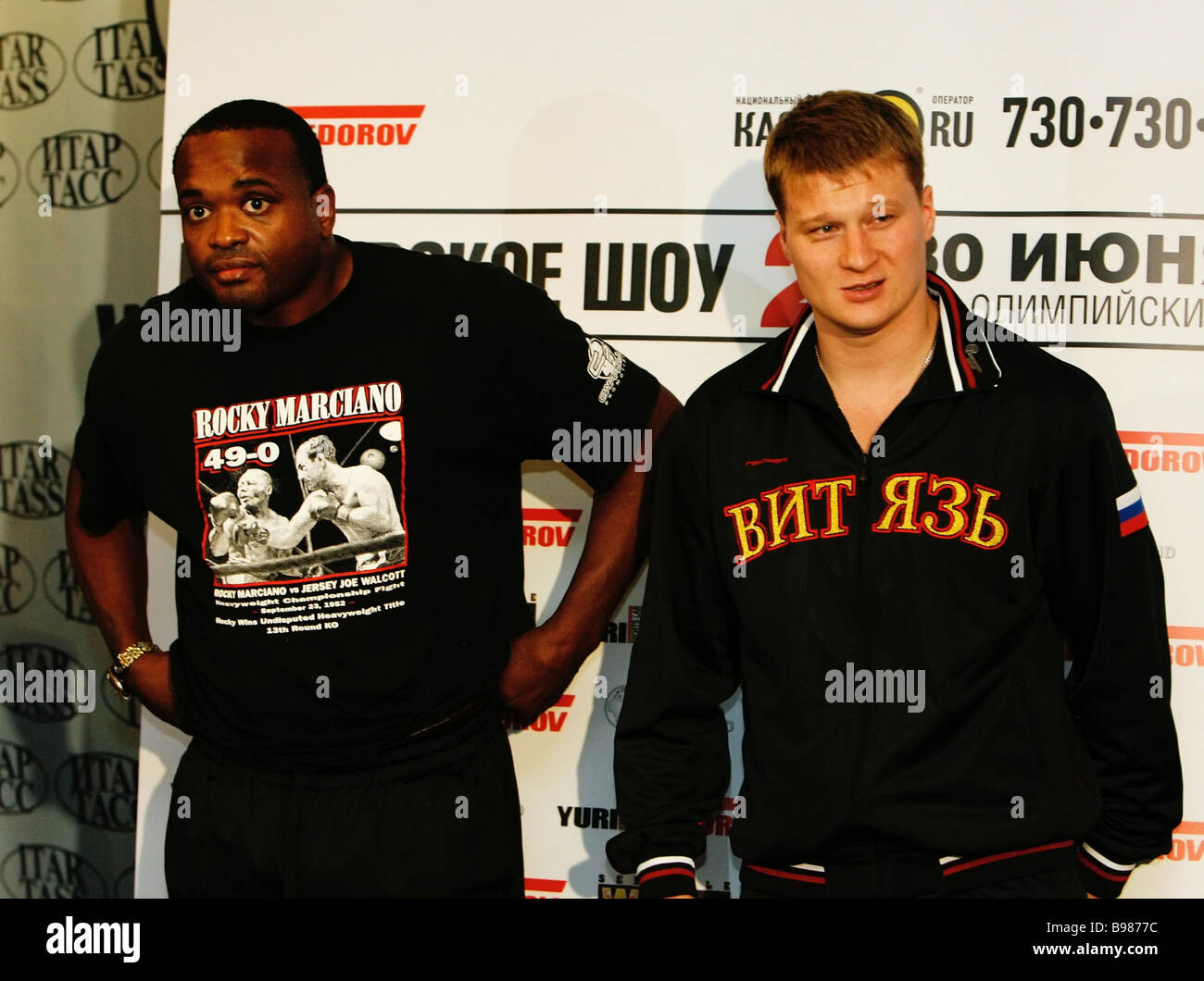 From left to right US super heavyweight Larry Donald and Russian boxer ...
