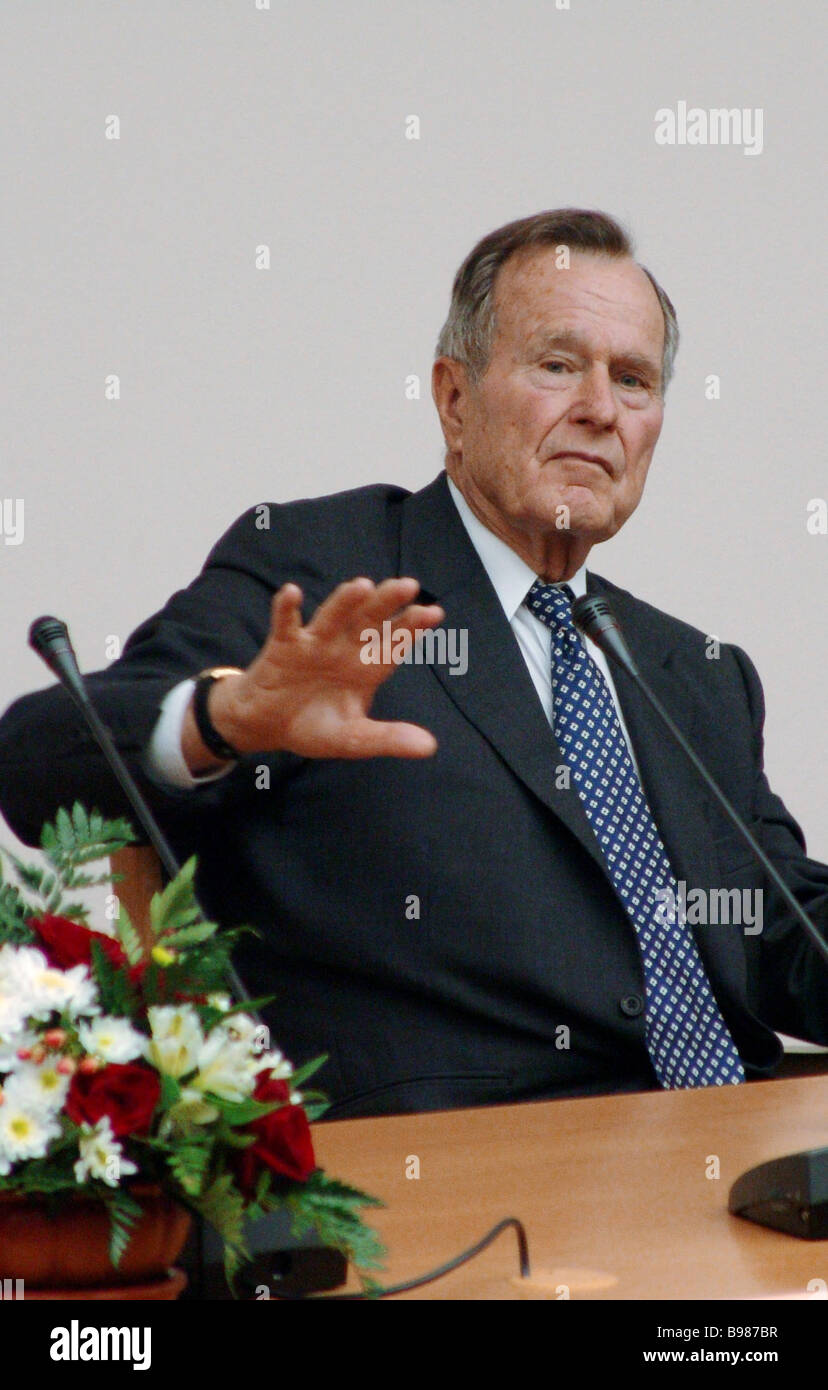 US ex President George Bush Sr meets with students of the Moscow state ...