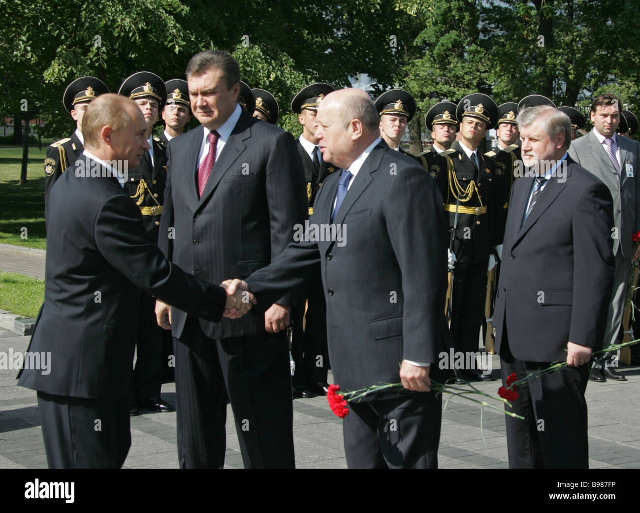 From left to right foreground Russian President Vladimir Putin ...