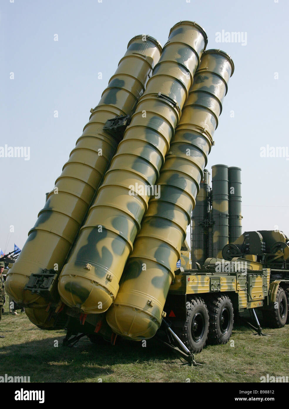 The new S 400 Triumph air defense mobile missile system was displayed at the MAKS 2007 ...