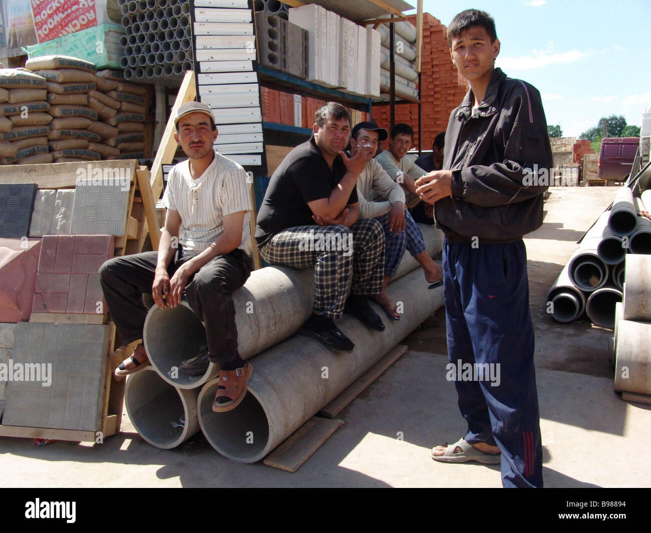 Immigrant workers on the Strogino construction market Stock Photo - Alamy Immigrant workers on the Strogino construction market Stock Photo - Alamy