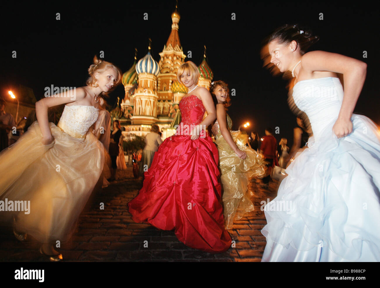 Moscow high school leavers dancing in Red Square Stock Photo - Alamy