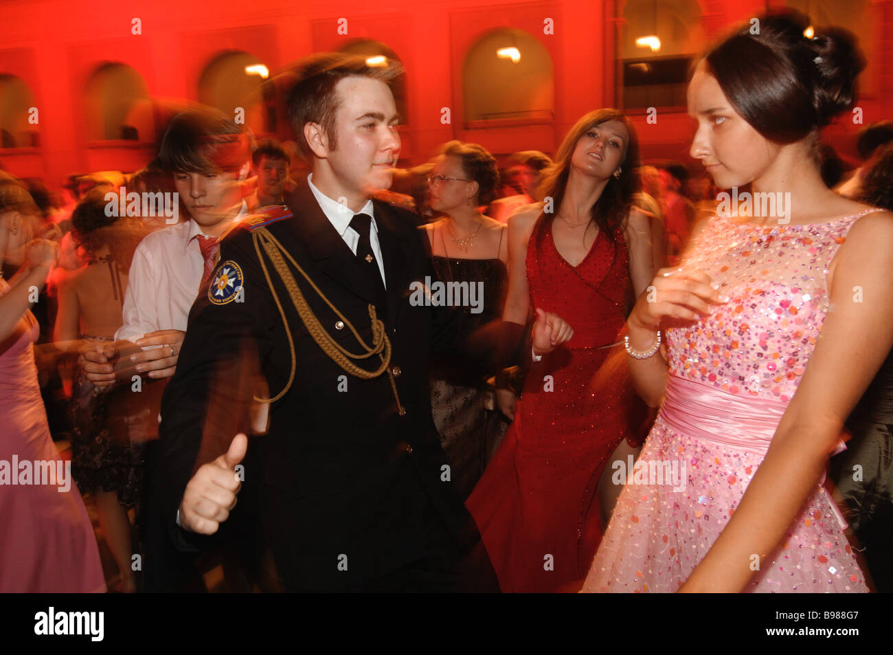 Moscow high school leavers dancing Stock Photo - Alamy