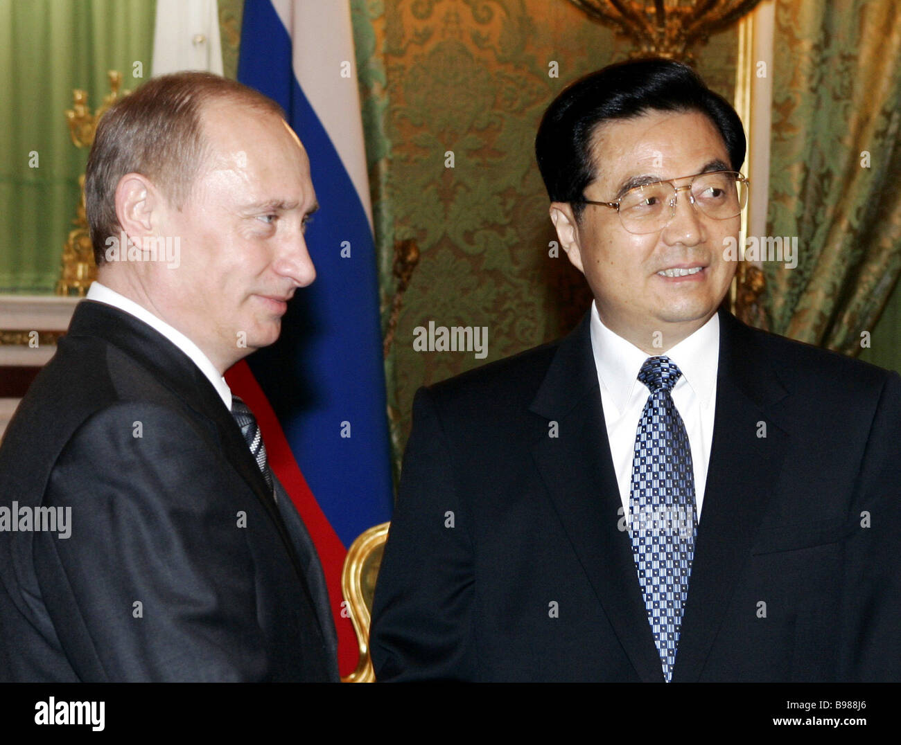 Russian President Vladimir Putin and his Chinese counterpart Hu Jintao ...