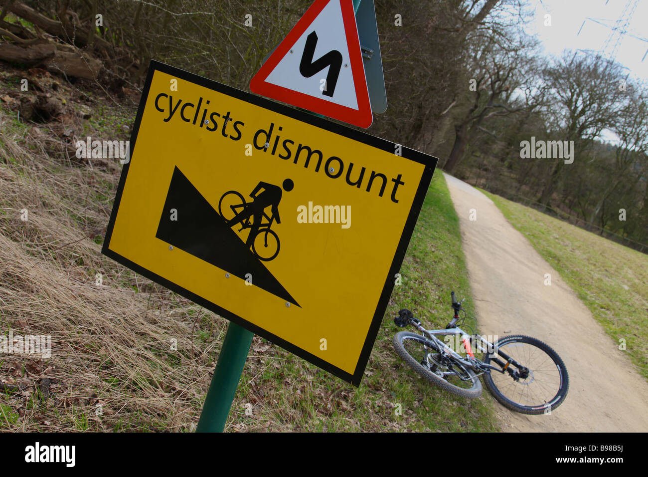Bike path sign hi-res stock photography and images - Alamy