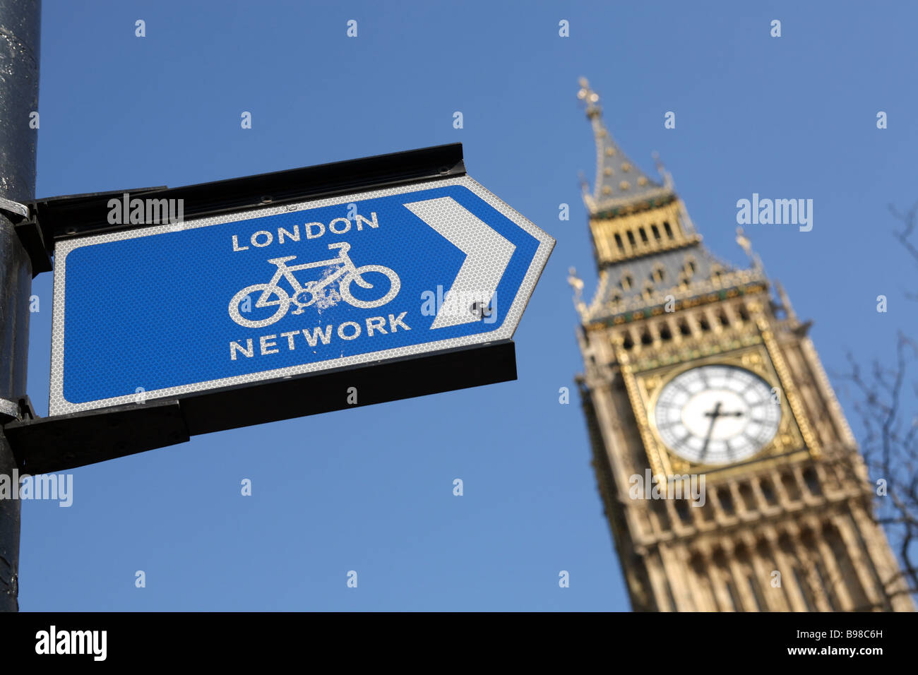 A London Cycle Network sign in front of Big Ben London Stock Photo - Alamy