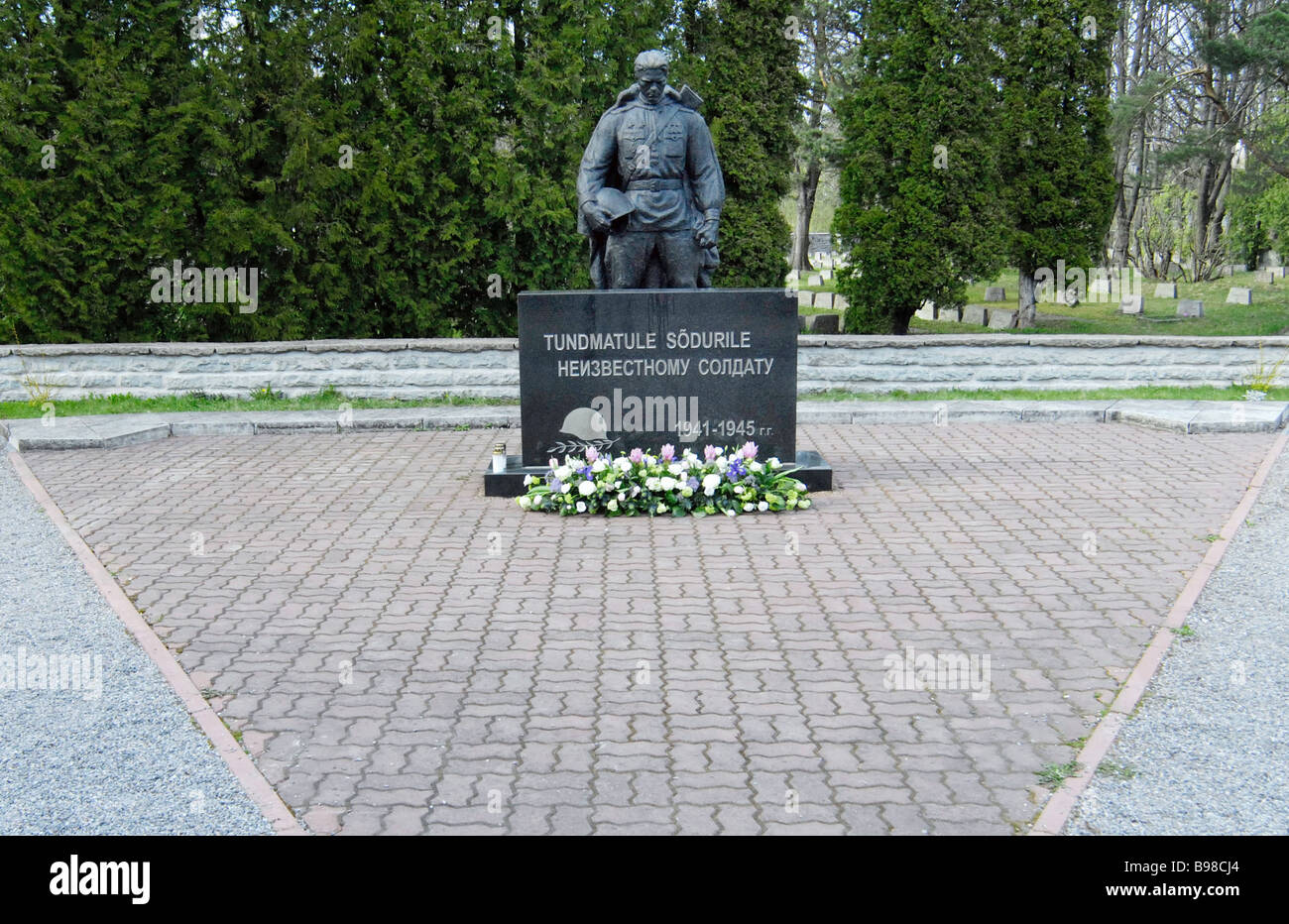 The Bronze Soldier statue is removed from Tonismagi Hill to a military ...