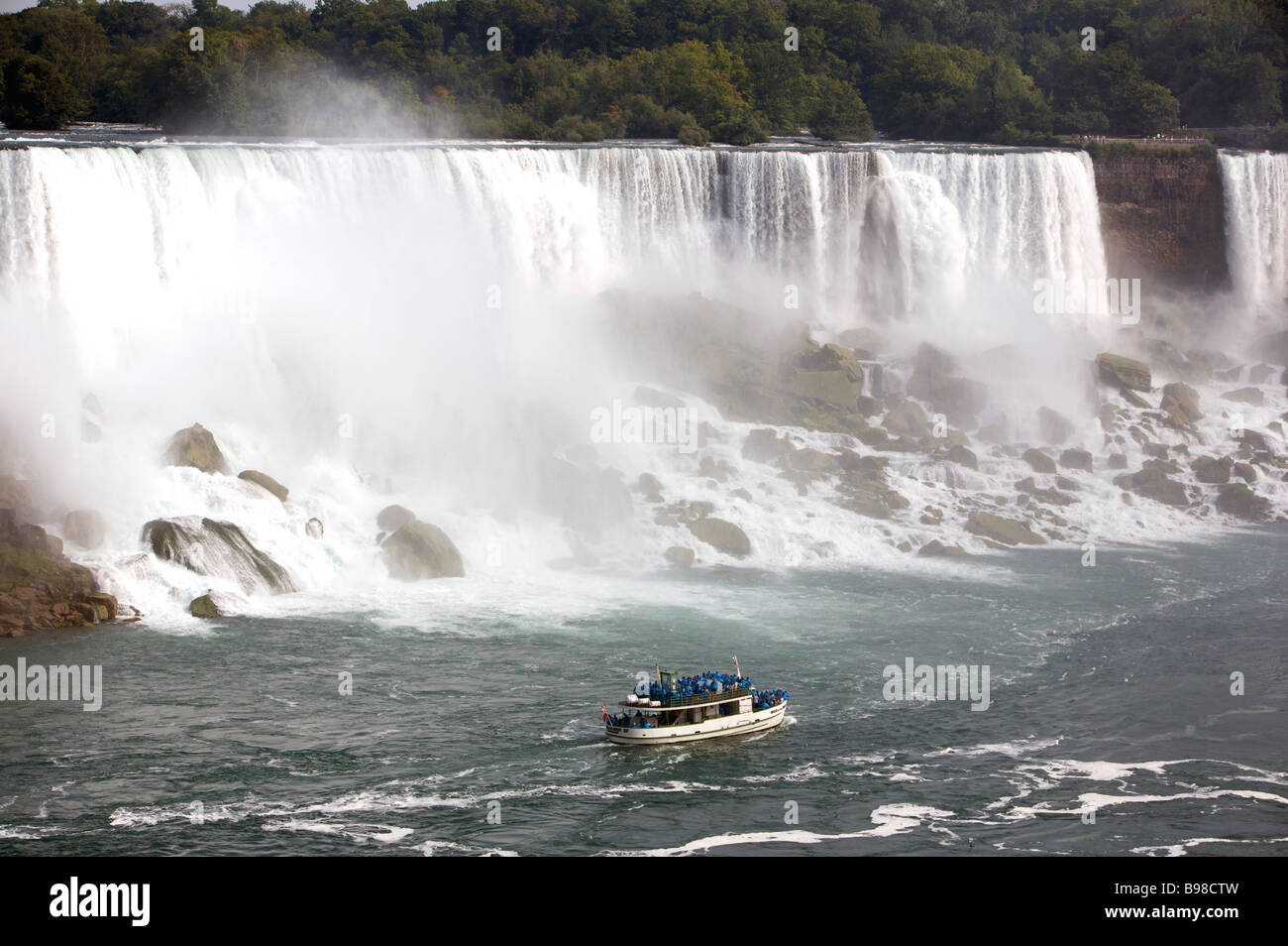 CANADA NIAGARA FALLS Boat with tourists, Niagara Falls PHOTO GERRIT DE ...