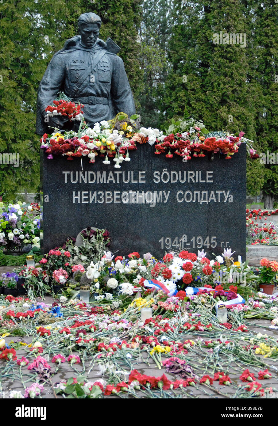 Laying flowers to the Bronze Soldier monument in Tallinn Stock Photo ...