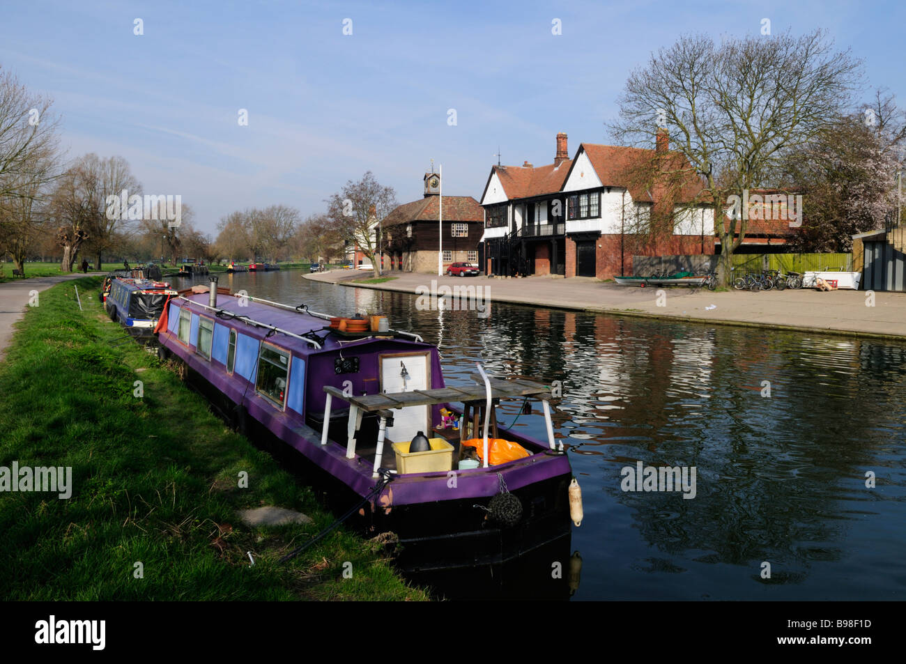 Houseboat and Rowing Boathouses on the River Cam at Midsummer Common ...