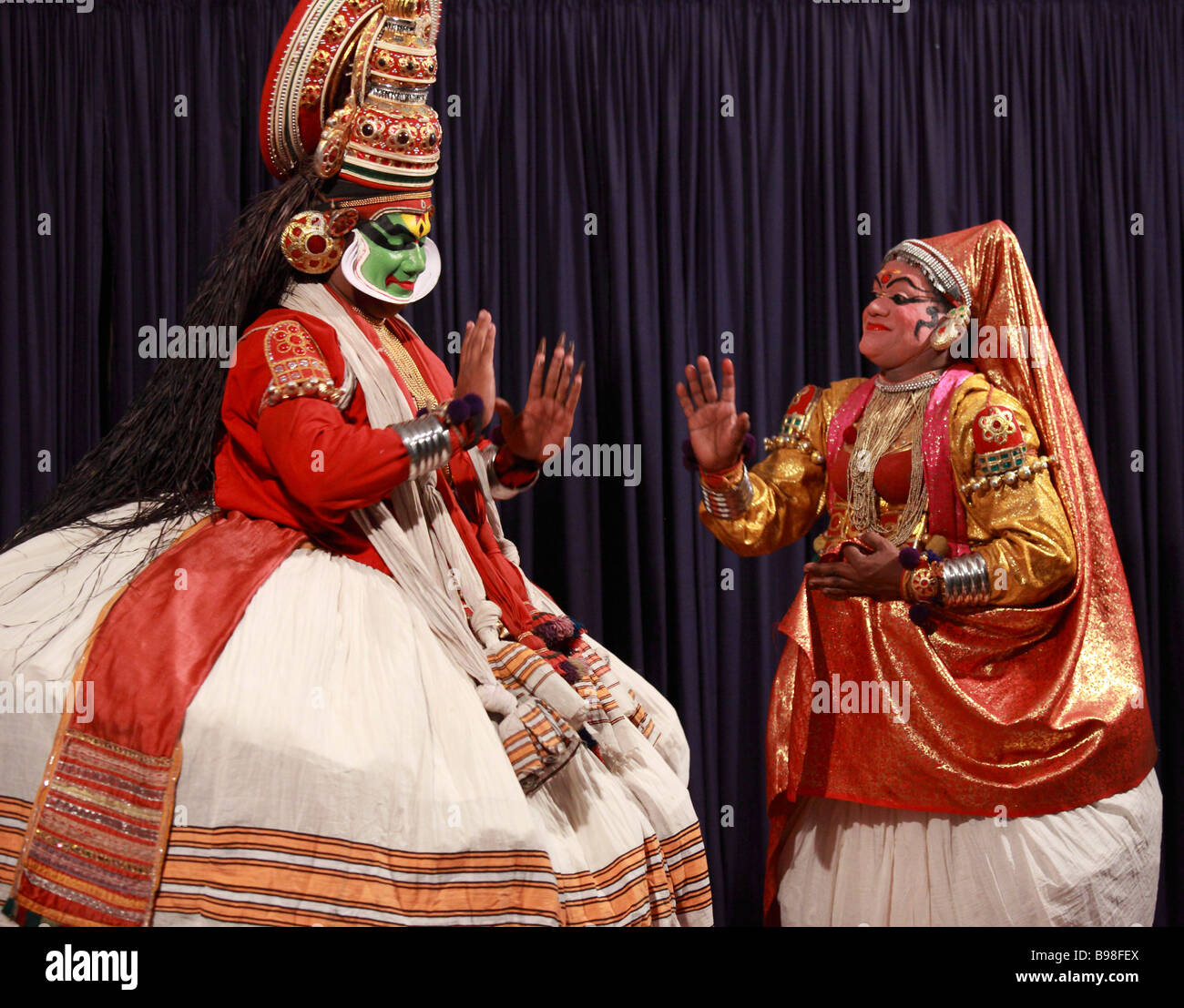 India Kerala Kochi Cochin kathakali theatre performance Stock Photo - Alamy