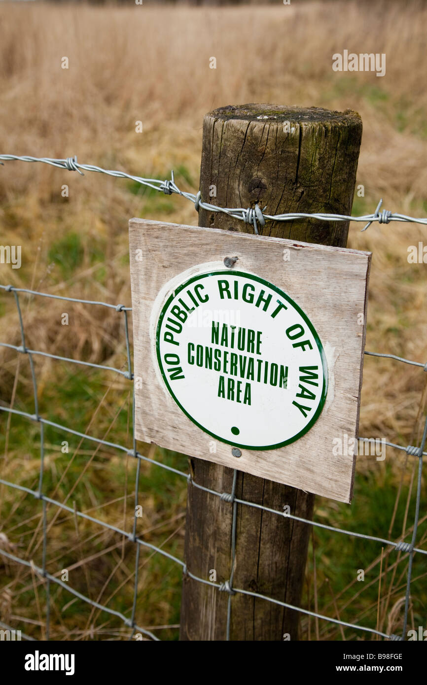 No public right of way sing on barbed wire fence Stock Photo - Alamy